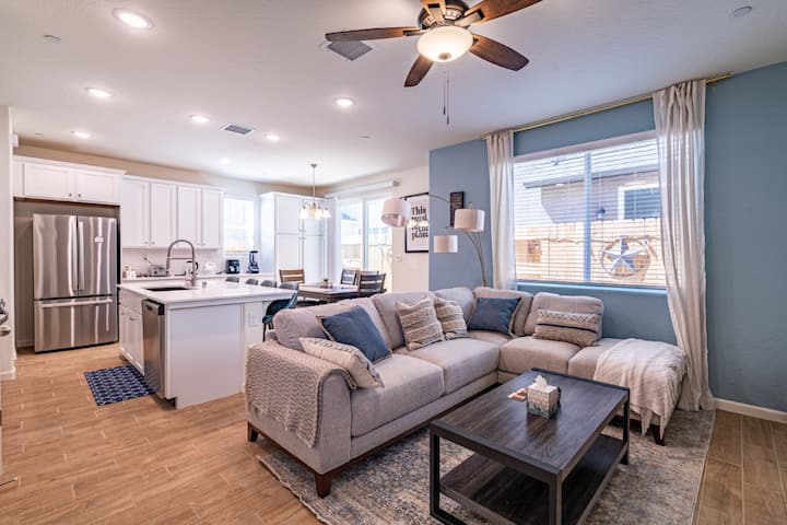 Newer Designer Home With Pool And Spa - Fresno, CA