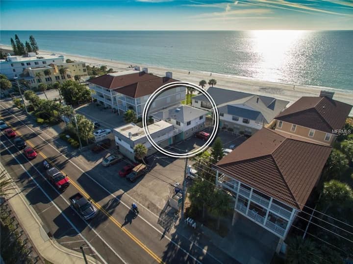 15 Steps To The Beach! 2 Bedroom Beach Paradise! - Indian Rocks Beach, FL