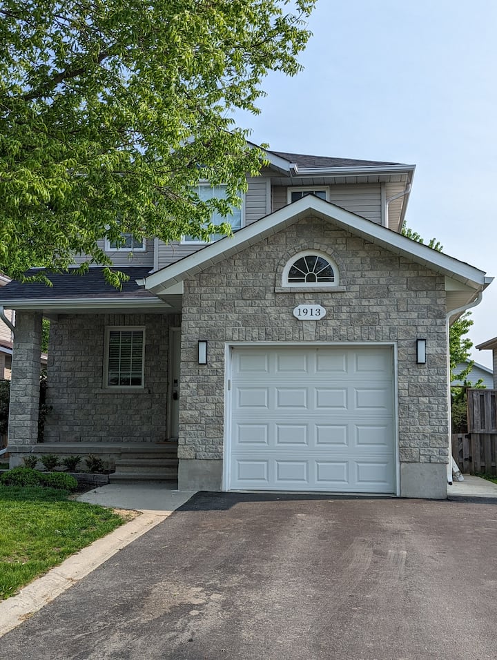 Adorable 4 Bed,2.5 Bath House. - Kingston