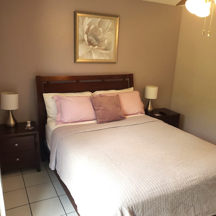 Medlock Guest House - Whole Home - Cayman Islands