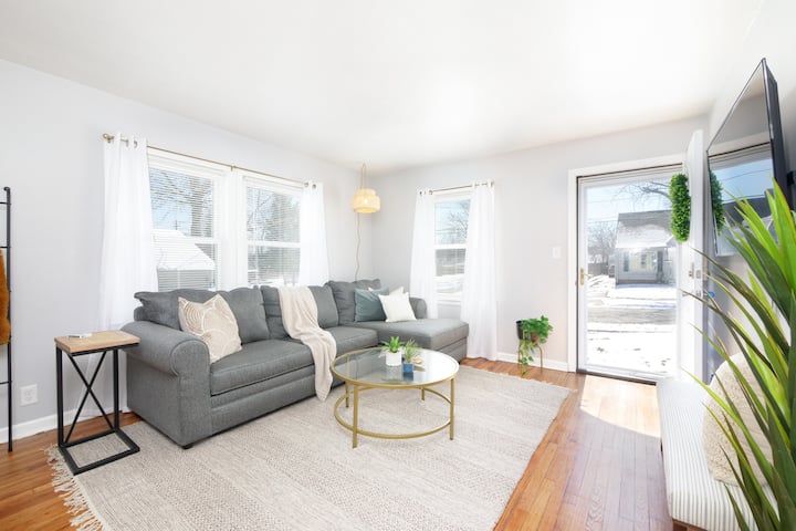 Beautiful Cozy Bungalow & Office - Cleveland, OH