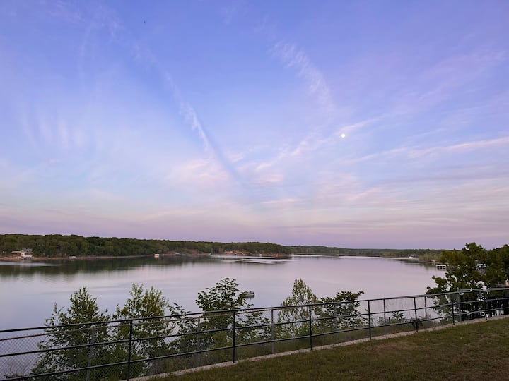 Living Well Lakehouse - Premier Lakefront Luxury - Grove, OK