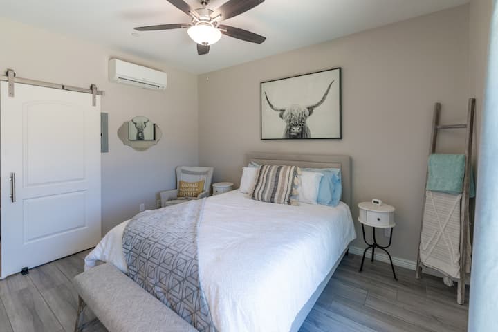 River Oasis Tiny Home 1br/1ba, Covered Parking - Lake Havasu City, AZ