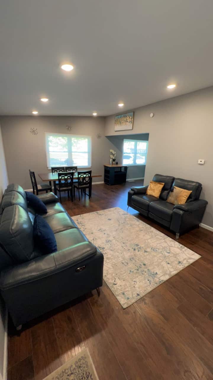 Luxury Family Getaway House! - Tinley Park, IL