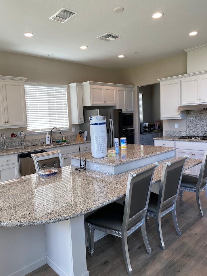 Great Room W/ Nice Bathroom - Brentwood, CA
