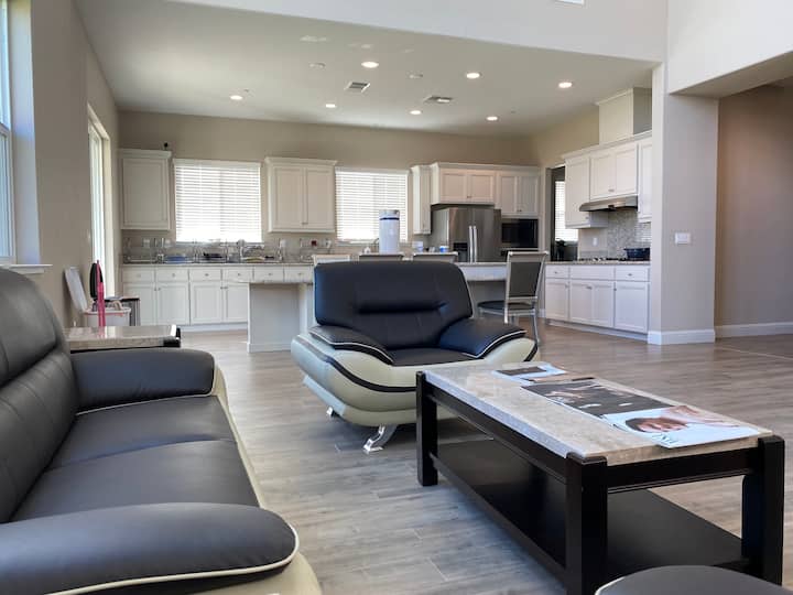 Great Room W/ Nice Bathroom - Brentwood, CA