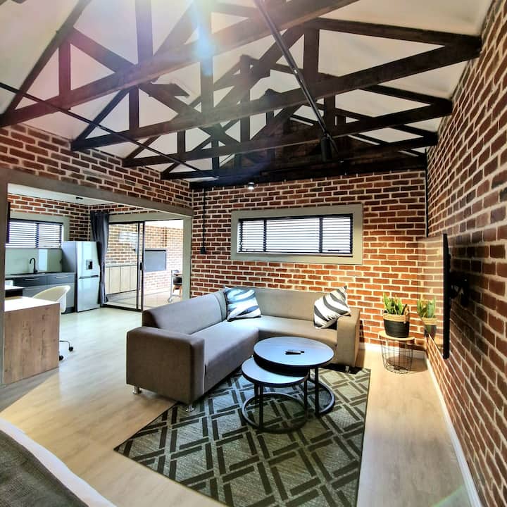 Chic & Centrally Located Studio W/ Private Garden - Südafrika