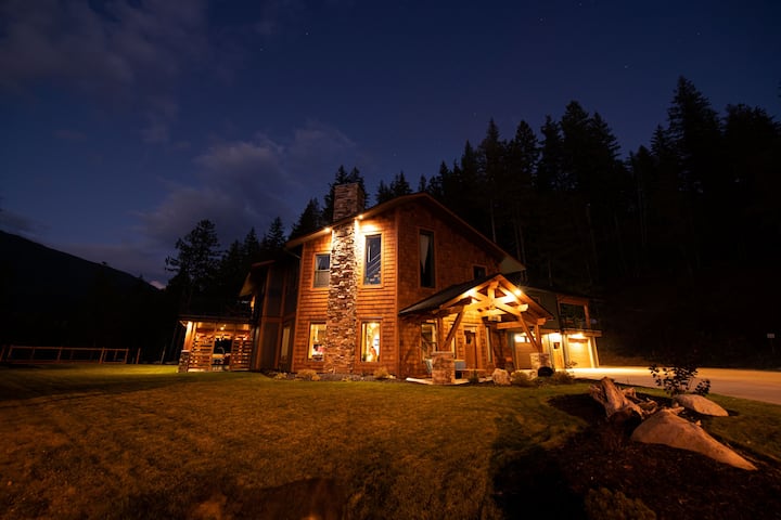 Crowbar Lodge: The Crowbar Suite - Revelstoke