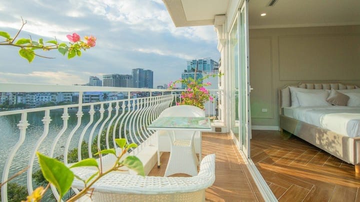 Paradise Luxury 4br Apt In Xuan Dieu Str/lake View - Hanoi