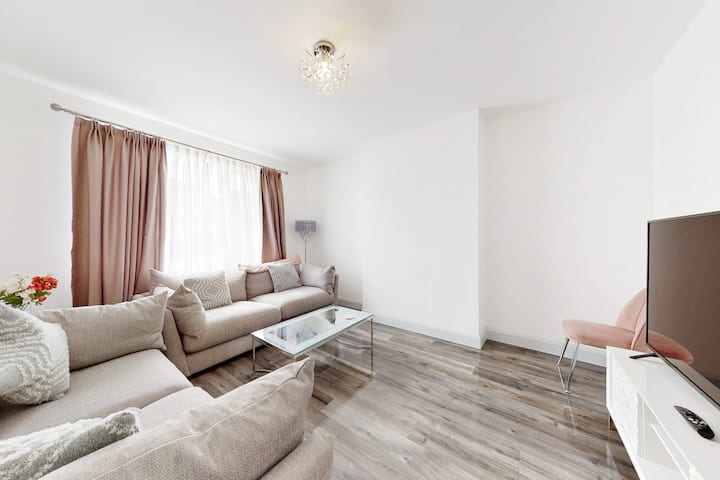 Stylish 3-bed House With Large Private Driveway - Twickenham