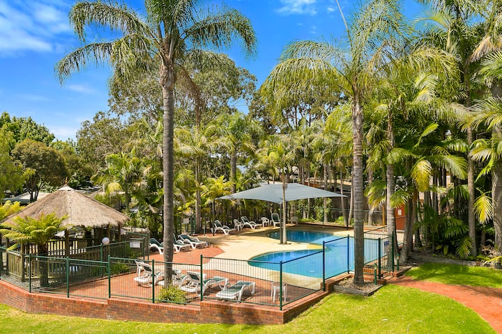 Queen Bed Hotel Room With Spa Bath, Kaloha Resort - Phillip Island