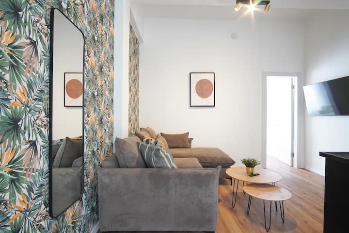 Colorful 1br Apt + 2 Balconies @ Levinsky Market - Telavive