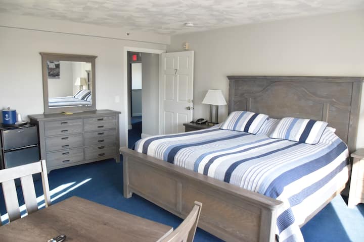 King Suite With Jacuzzi And Deck - Newport, RI