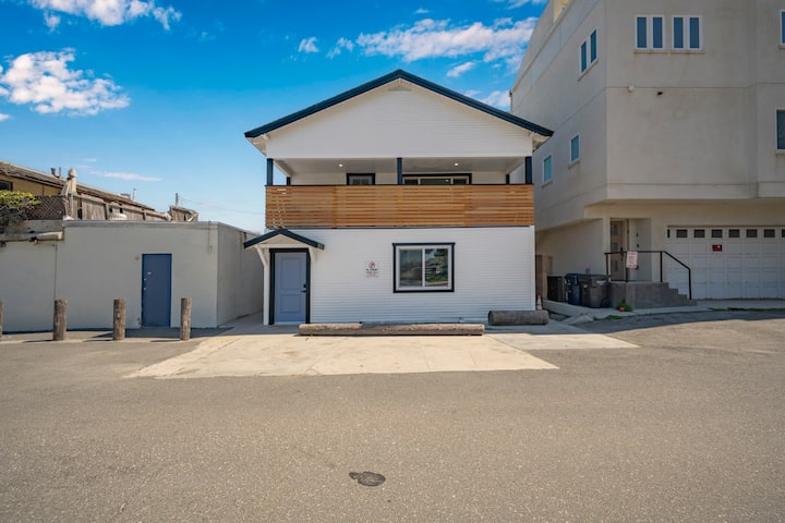 Sunset Beach Retreat Next To Water Tower And Ocean - Long Beach