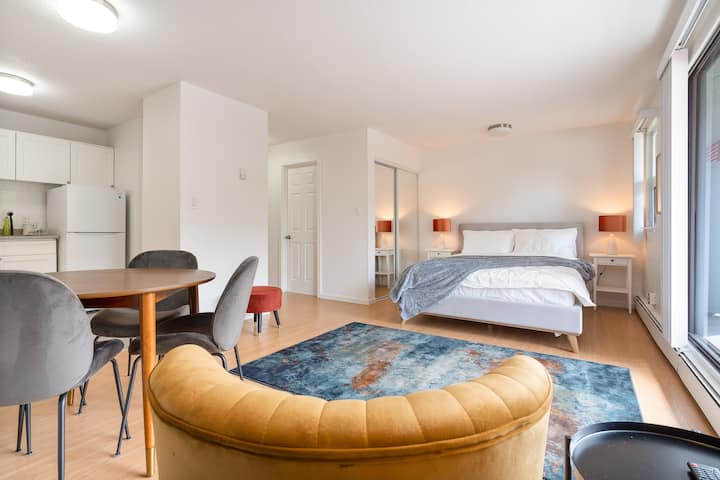 Peaceful Fairview Studio Condo - Vancouver