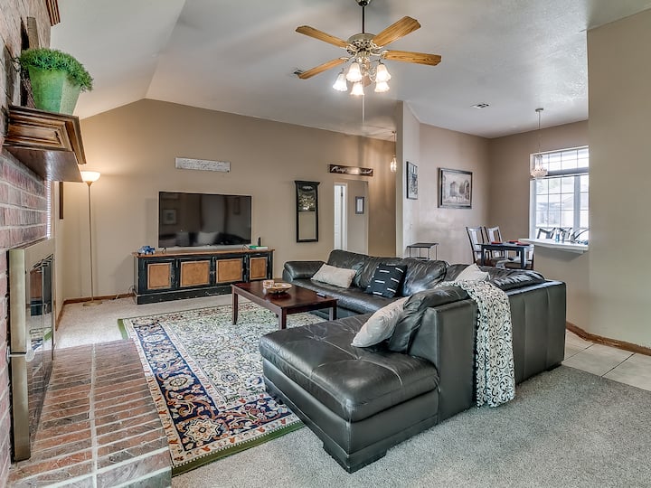 Centrally Located, Large And Cozy Retro House - Edmond, OK