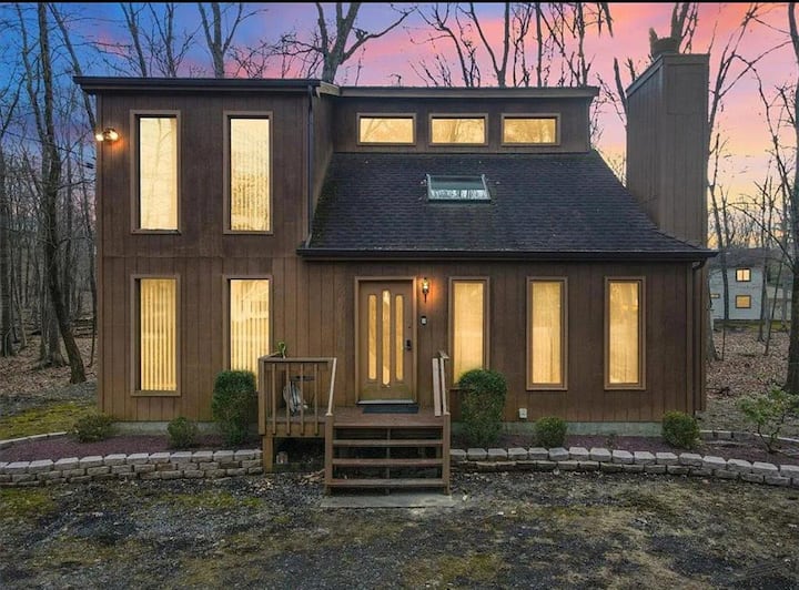 Private Wooded Escape W/ Hot Tub + Fire Pit - Tannersville, PA