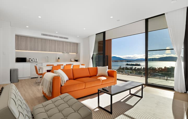 Lakeview 3br Apartment | Walk To Town | Parking - 진다바인