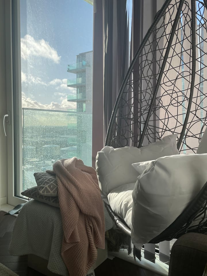 Bright Flat With Stunning Views - Salford