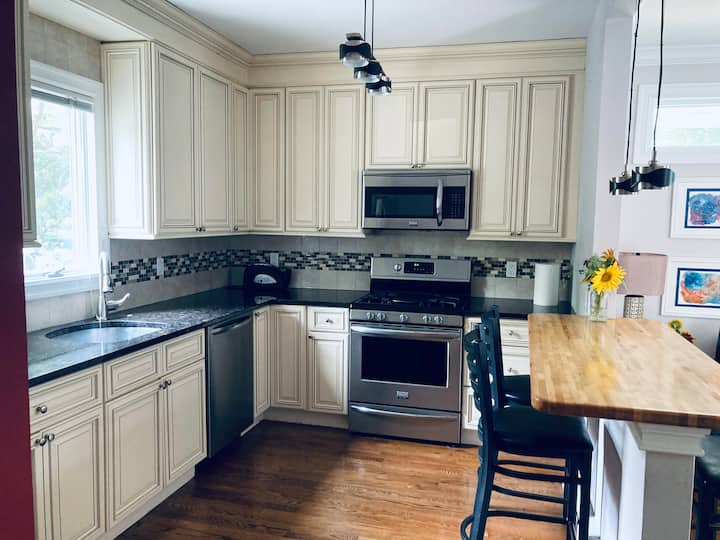 Peaceful 2 Bedroom Apartment On City Island - Port Washington, NY