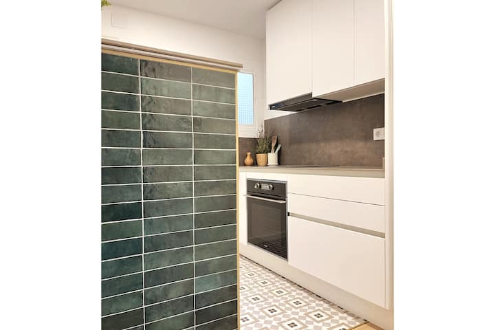 Sunny & Just Remodeled Apartment - Aéroport de Barcelona-El Prat (BCN)