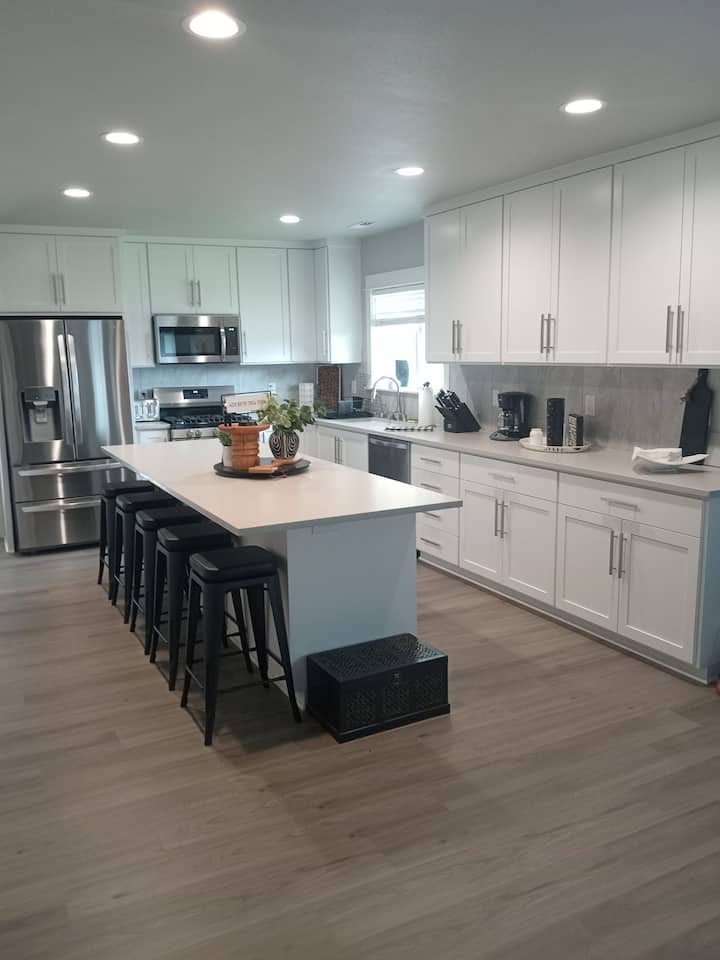 Calm Retreat - 24 Hour Self Check In - 4 Bedroom - Portland