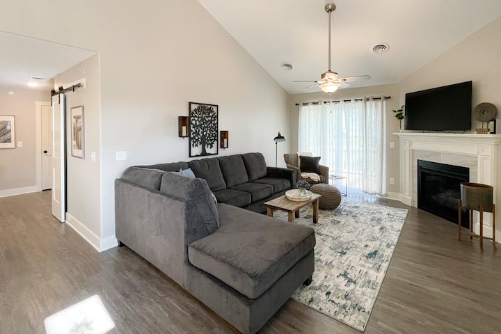 Bettendorf Condo: King Suite, 3 Bedrooms & Garage! - The Landing, Bettendorf