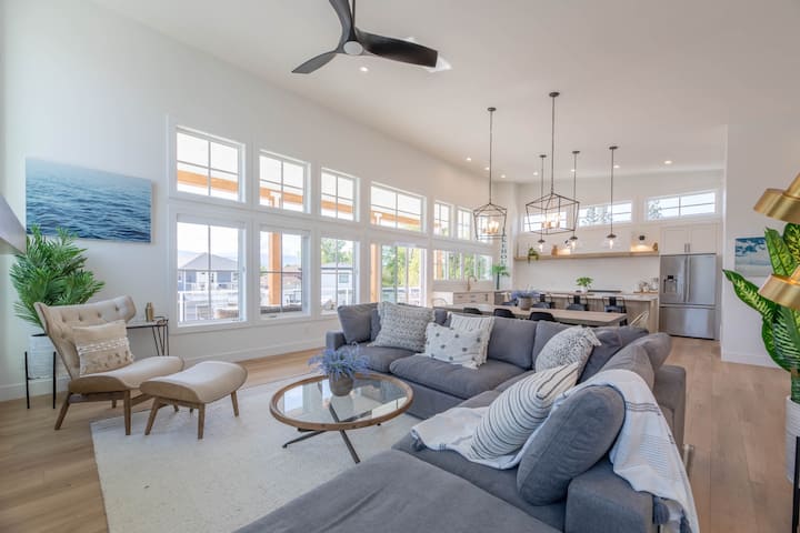 Brand New Modern Beach House - Penticton