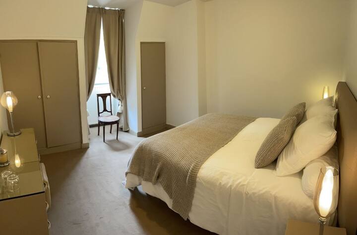 L'auberge Du Château -
Chambre Beige Et Florale - Roye