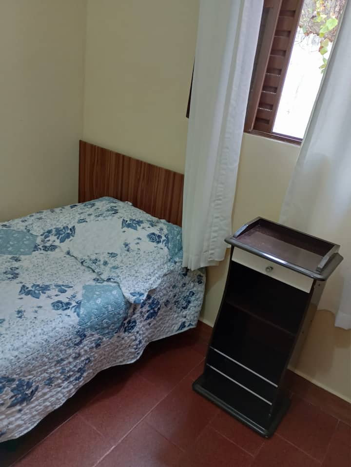 Quarto Aconchegante Para 01 Ou 02 Pessoas - Alfenas