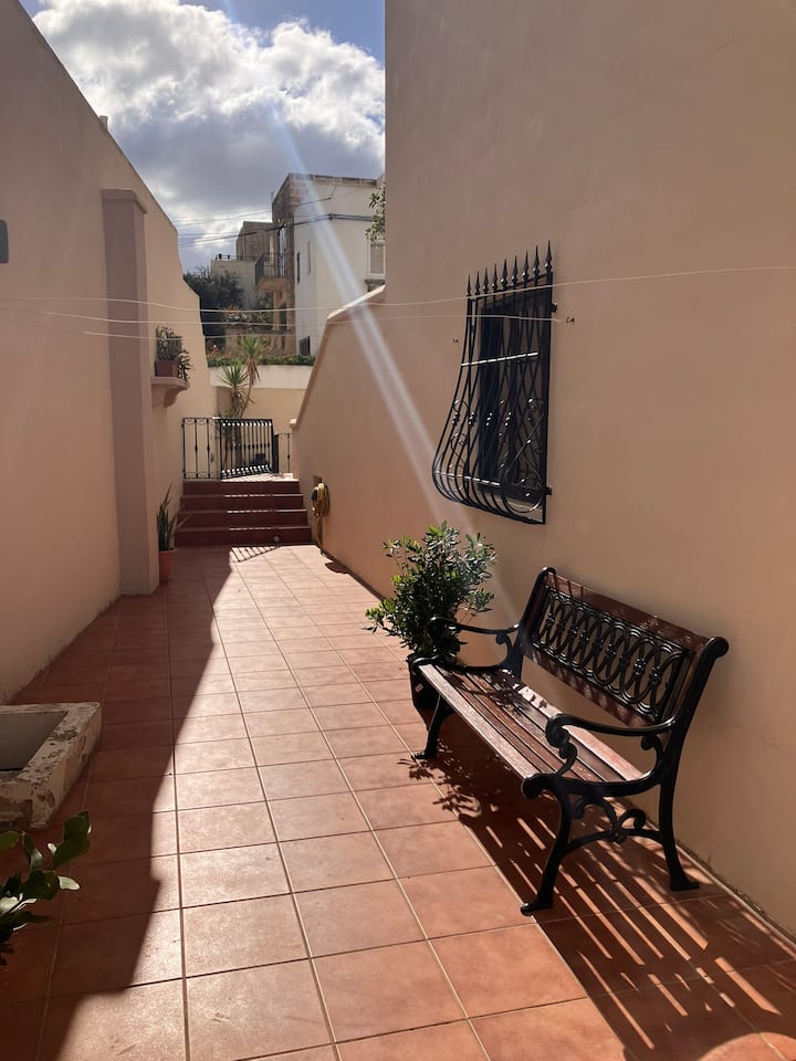 St. Julians Apt With Yards And Separate  Entrance - Malta