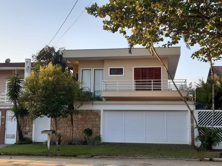 Linda Casa Alto Padrão - Guarujá