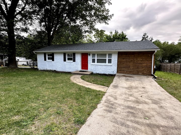 Cozy Red Door Cottage - 5 Mins From Casino - Danville, VA
