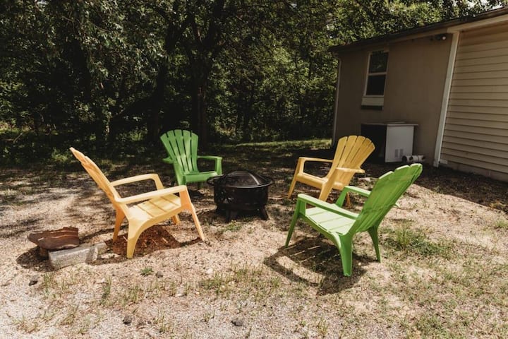 Serene One-acre Hideaway | Cozy Retreat W/fire Pit - Baltimore/Washington Airport (BWI)