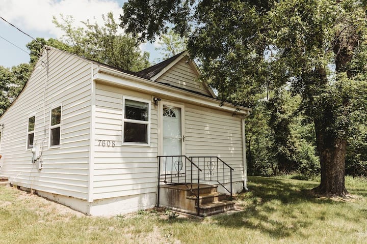 One-acre Hideaway | Cozy Retreat With Fire Pit - Baltimore/Washington Airport (BWI)