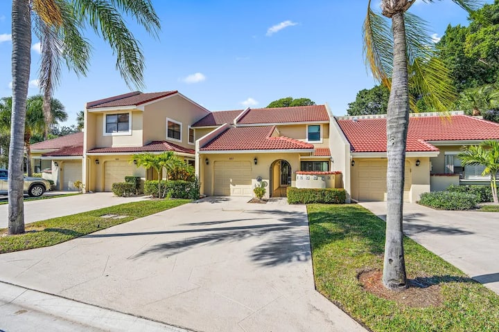 Townhome In Palm Beach Gardens - Pga National - Palm Beach Gardens, FL