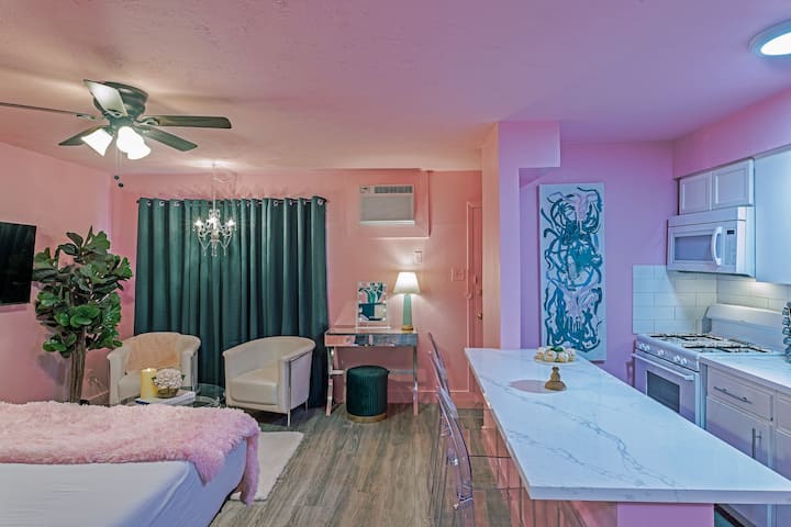Montrose Rosy Cozy Studio | Medical Center 41! - Houston, TX