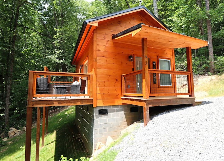 Modern Mountain Cabin • Hot Tub • King Bed - Pigeon Forge, TN