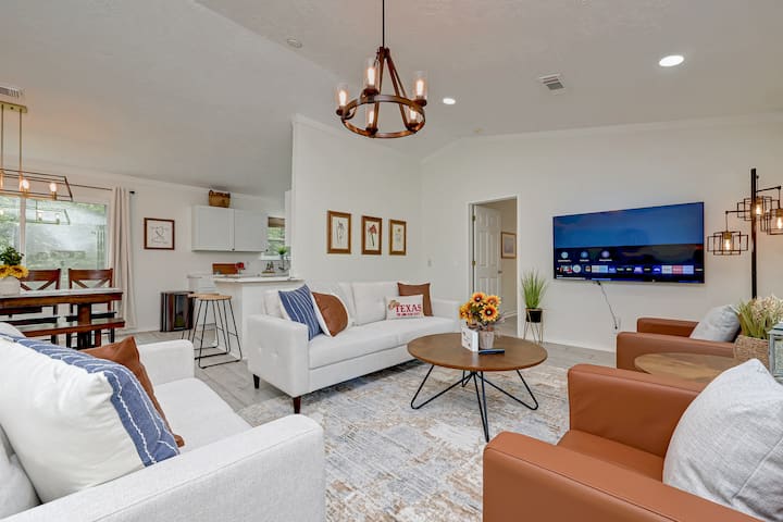 Modern Country Home In Magnolia - Stagecoach, TX