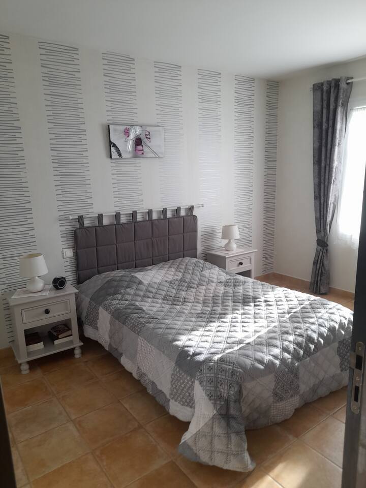 Chambre Dans Villa Avec Parking + Petit Déjeuner - Orange