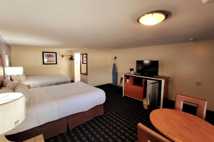 Deluxe Hotel Guest Room W 2 Queens Beds In Hyannis - Yarmouth Port, MA