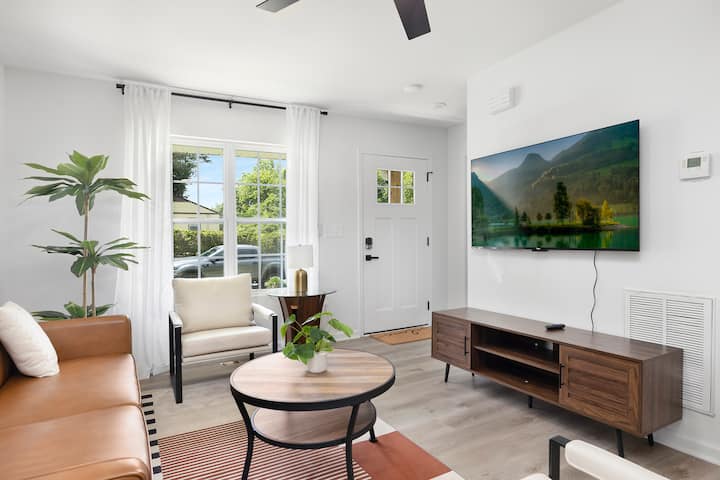 Stylish Queen City Getaway In Camp North End - Charlotte, NC