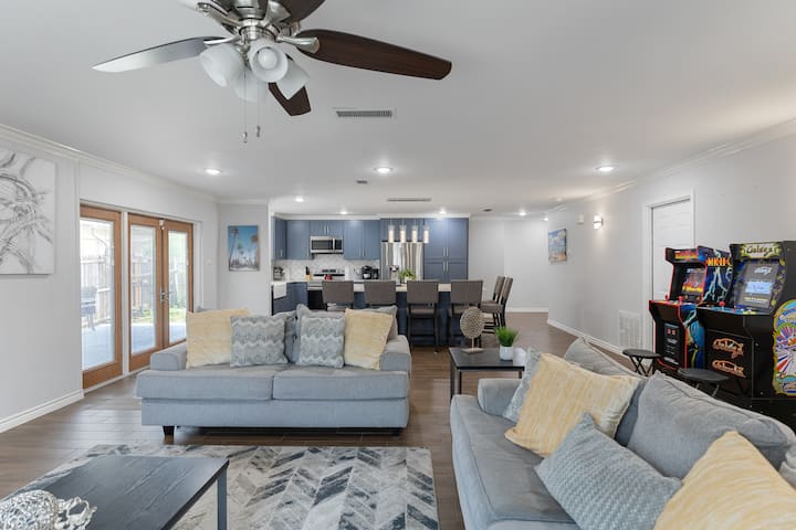 Spacious Family Home With Arcade | Sleeps 10 - Irving, TX