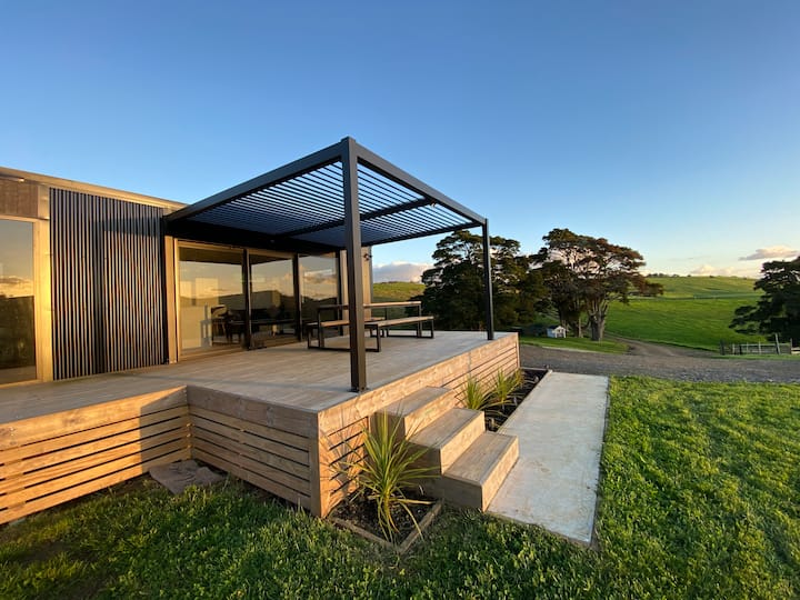 Black Magic – Stylish Rural Escape,views & Privacy - Pukekohe Hill