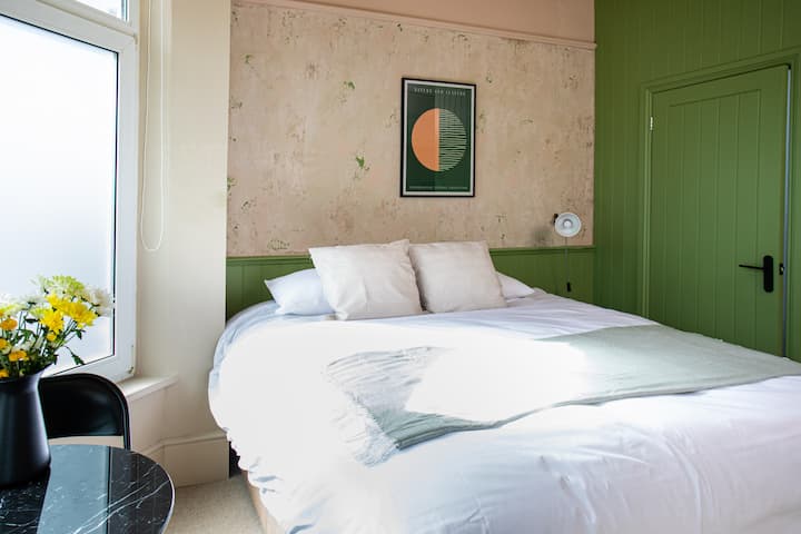 Modern En-suite Room W/parking & Stylish Bathroom - 修咸頓