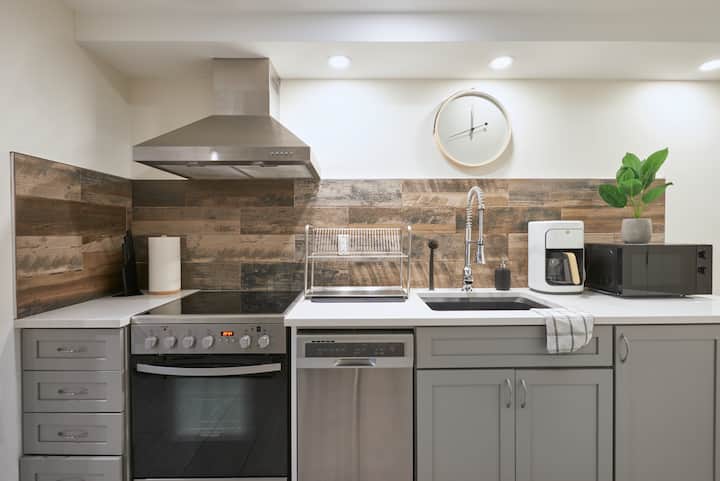 Jasper Suite: Cozy, Artful Stay - Toronto