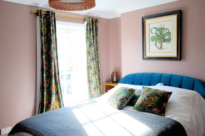 Prime Spot, Moments To Beach, Restaurants & Castle - Deal