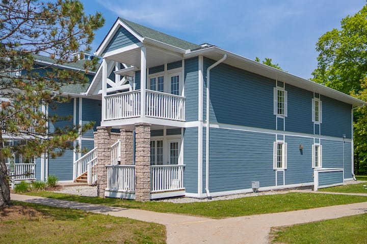 Spacious Club Suite: King Bed, Jacuzzi, Pool, Bbq - Horseshoe Valley, ON