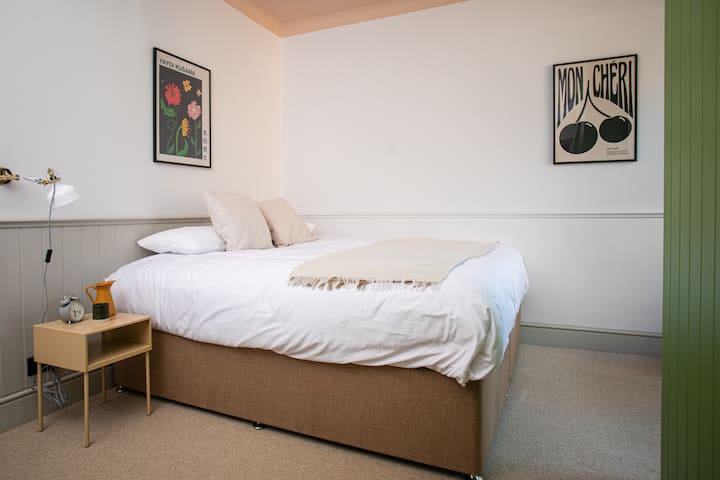 Newly Renovated En-suite Room W/ Parking - Southampton