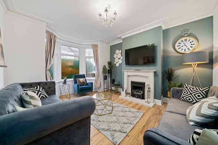 5 Bedroom House • Sleeps 14 • Parking • Virgin Tv - Northampton